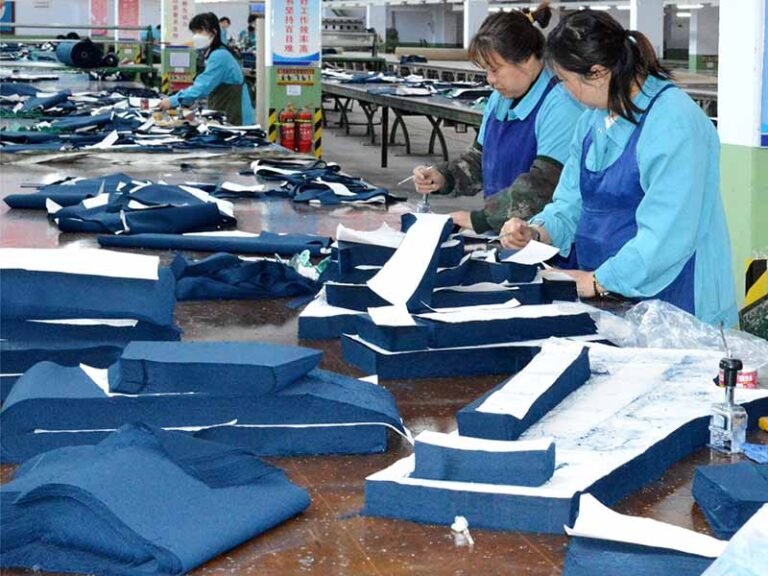 How Neoprene Bags Are Cut and Stitched for Precision